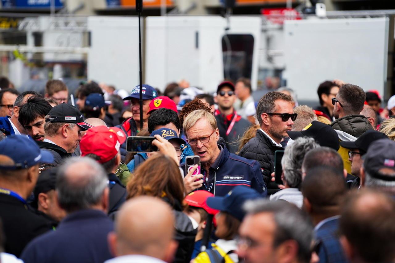 Photo 11 - Ari Vatanen n'est pas passé inaperçu lors du grid walk. - La ...