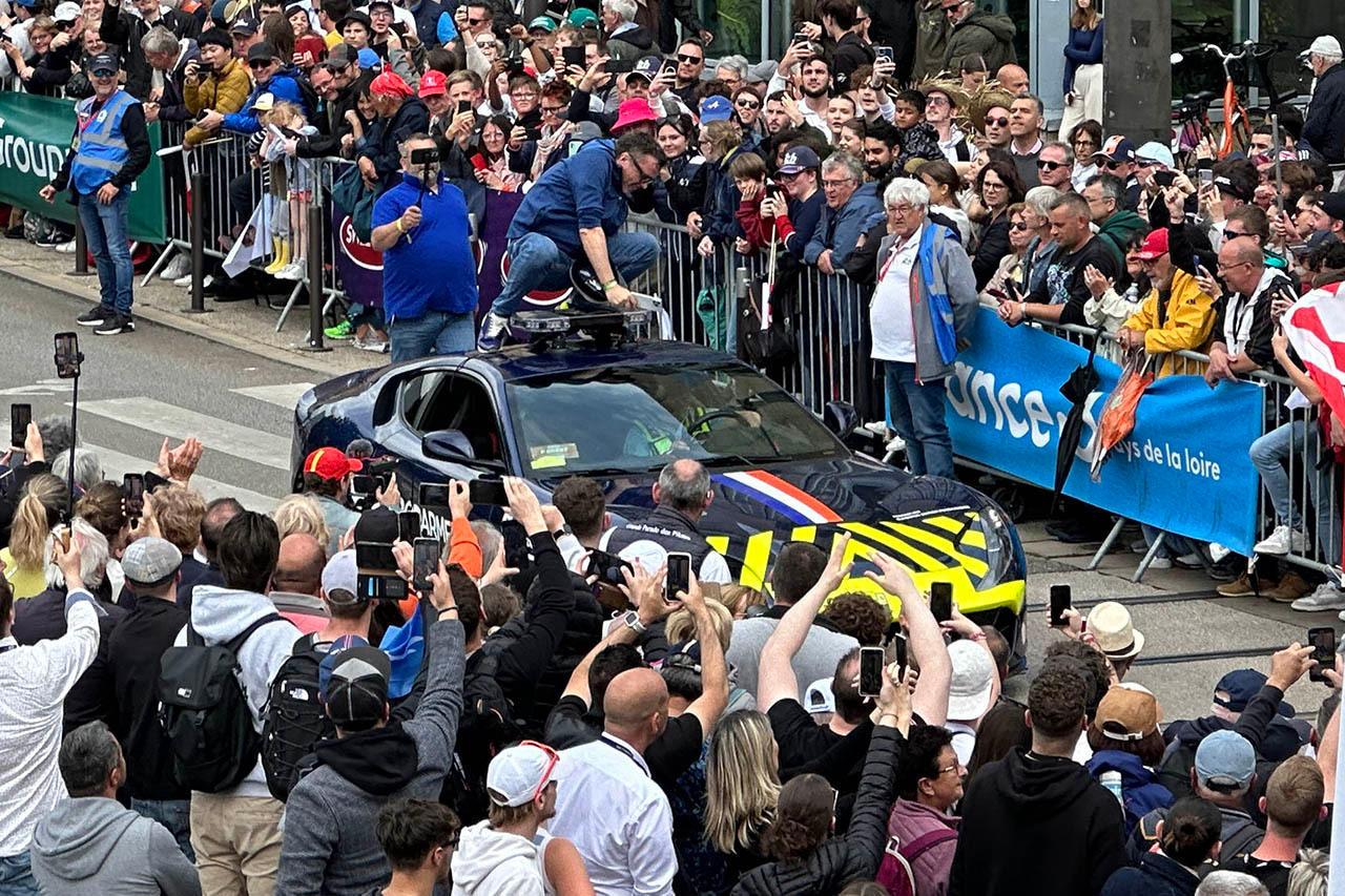 Photo 24 - Lors de la parade, le youtubeur belge POG a fait le ...