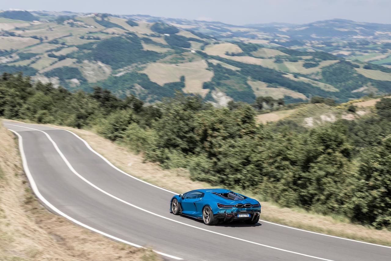 Essai Lamborghini Revuelto hybride : le V12 hurle toujours