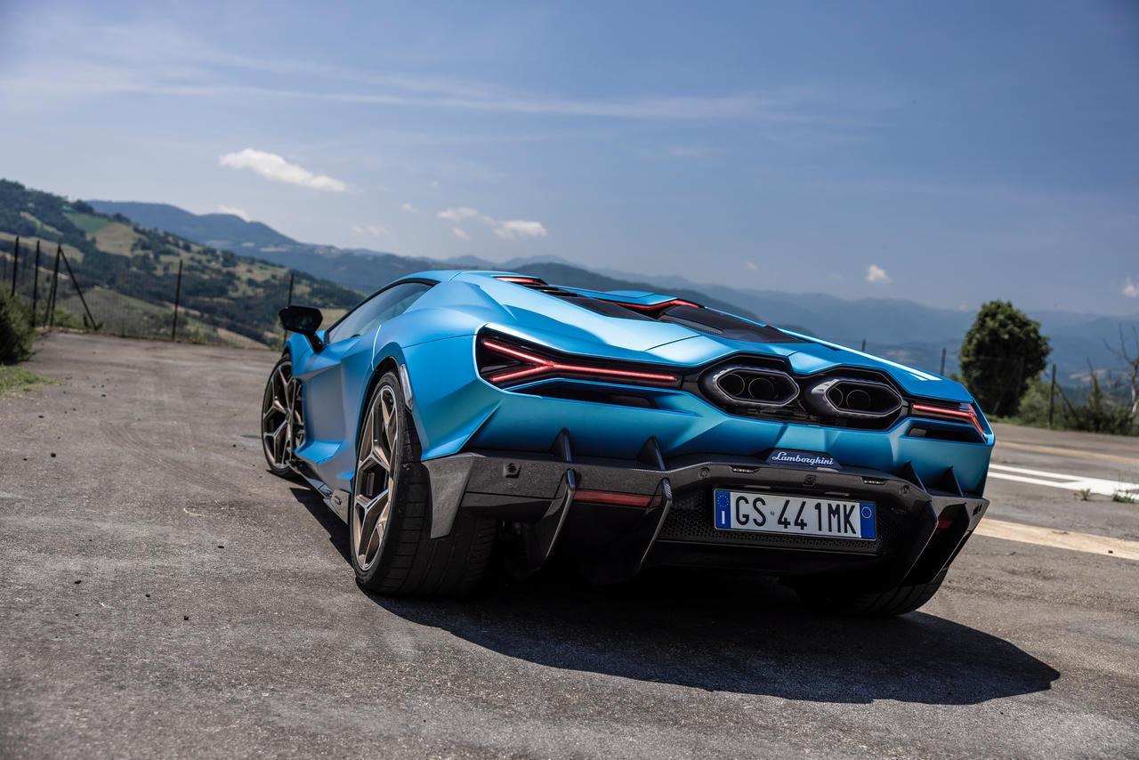 Photo 9 - Les échappements de la Revuelto sont placés en hauteur, une étiquette prévient le ...