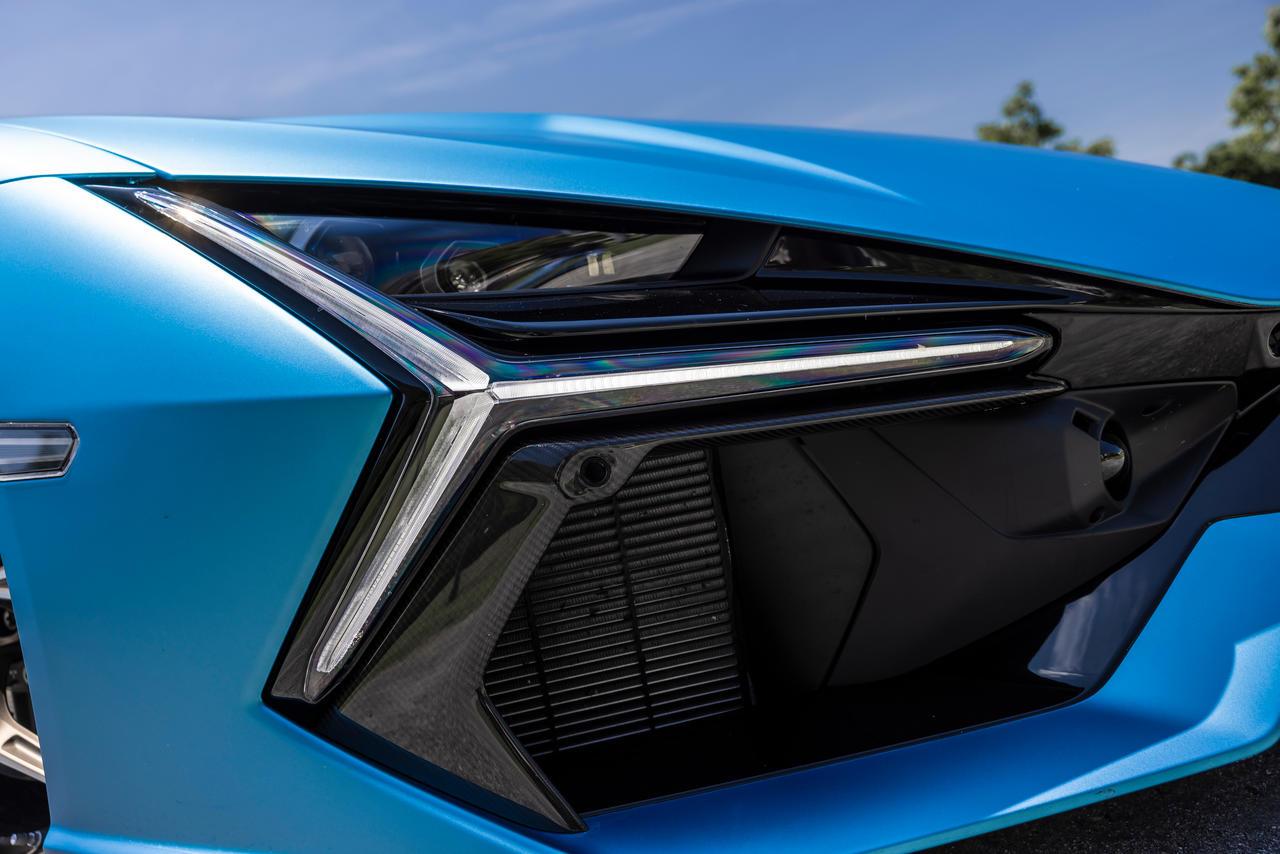 Photo 10 - La signature en Y fait partie de la nouvelle identité visuelle de la marque. - Essai ...