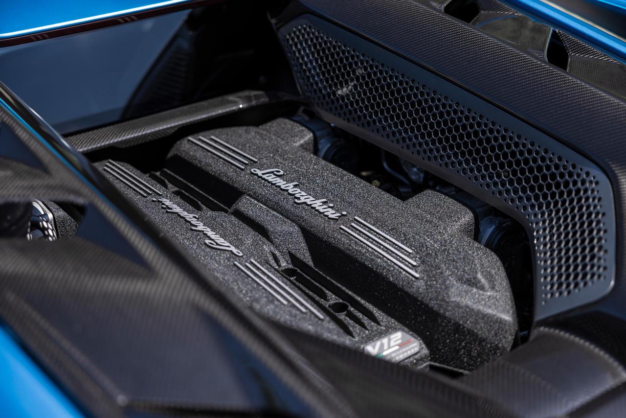 Photo 13 - Nul besoin d'ouvrir un quelconque capot pour découvrir les couvre-culasses du V12 ...