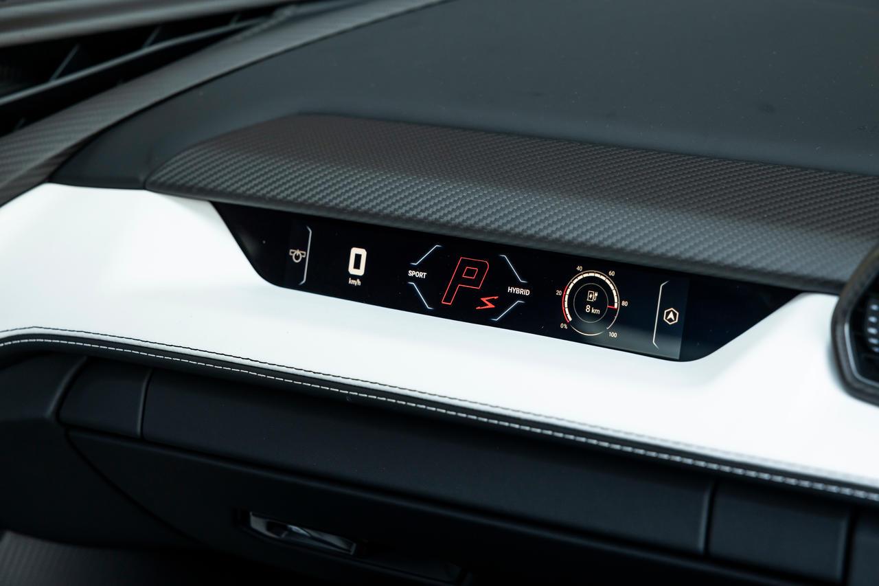 Photo 17 - Le passager de la Revuelto peut désormais contrôler les excès du pilote grâce à un ...