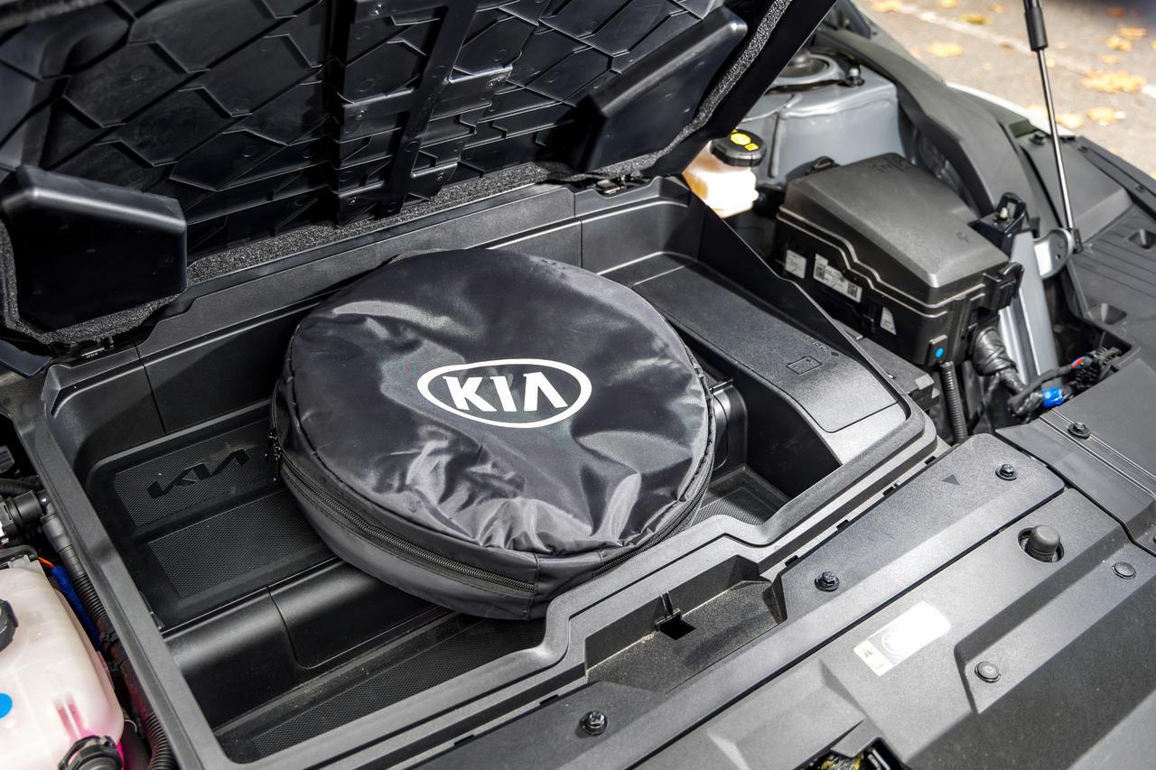 Photo 2 - La batterie 12 V de l'EV6 est ici visible à droite du petit ...