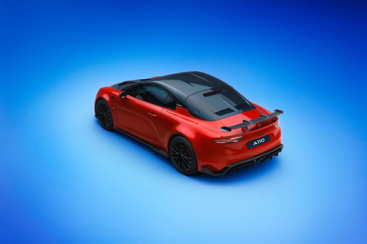 Photo 6 - Les éléments de carrosserie en carbone de la R conservent leur teinte naturelle ...