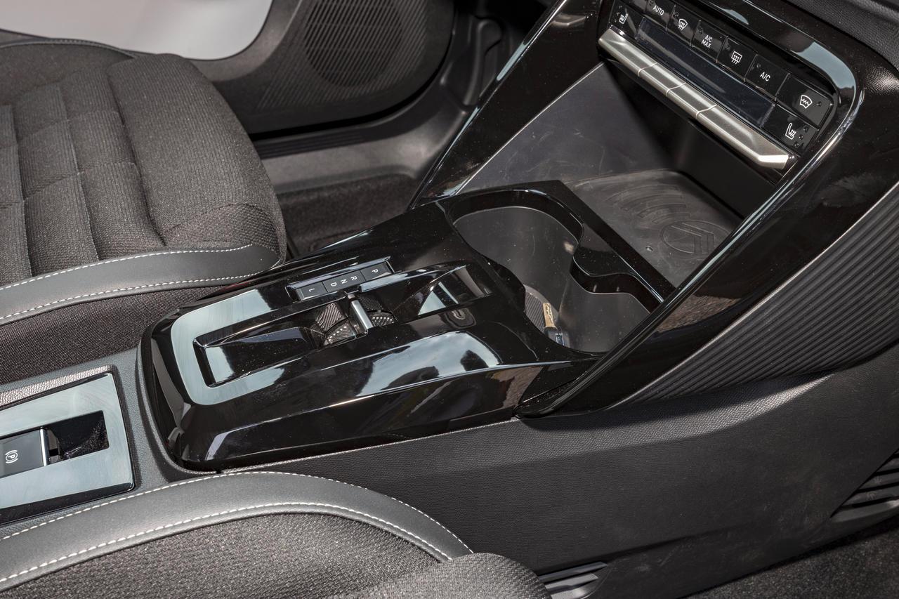 Photo 9 - La présence de quelques plastiques laqués réhausse la qualité ...