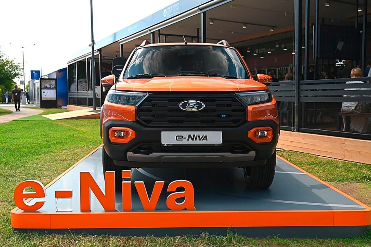 Photo 4 - Le prototype annonce un restylage du Niva Travel de série. - Lada e-Niva Travel (2024 ...