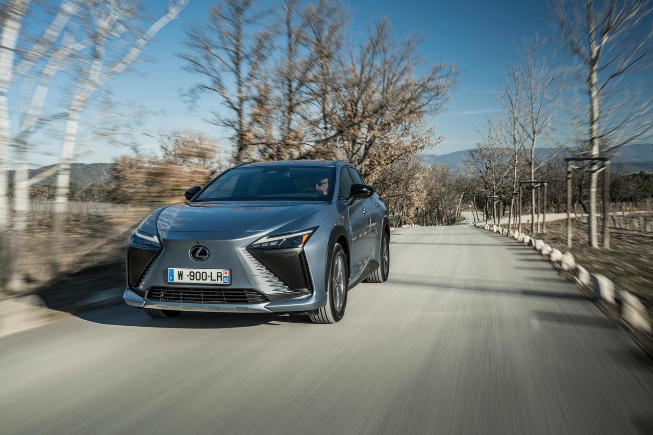 Lexus RZ (2024). Une version 300e à plus grande autonomie et baisse des ...