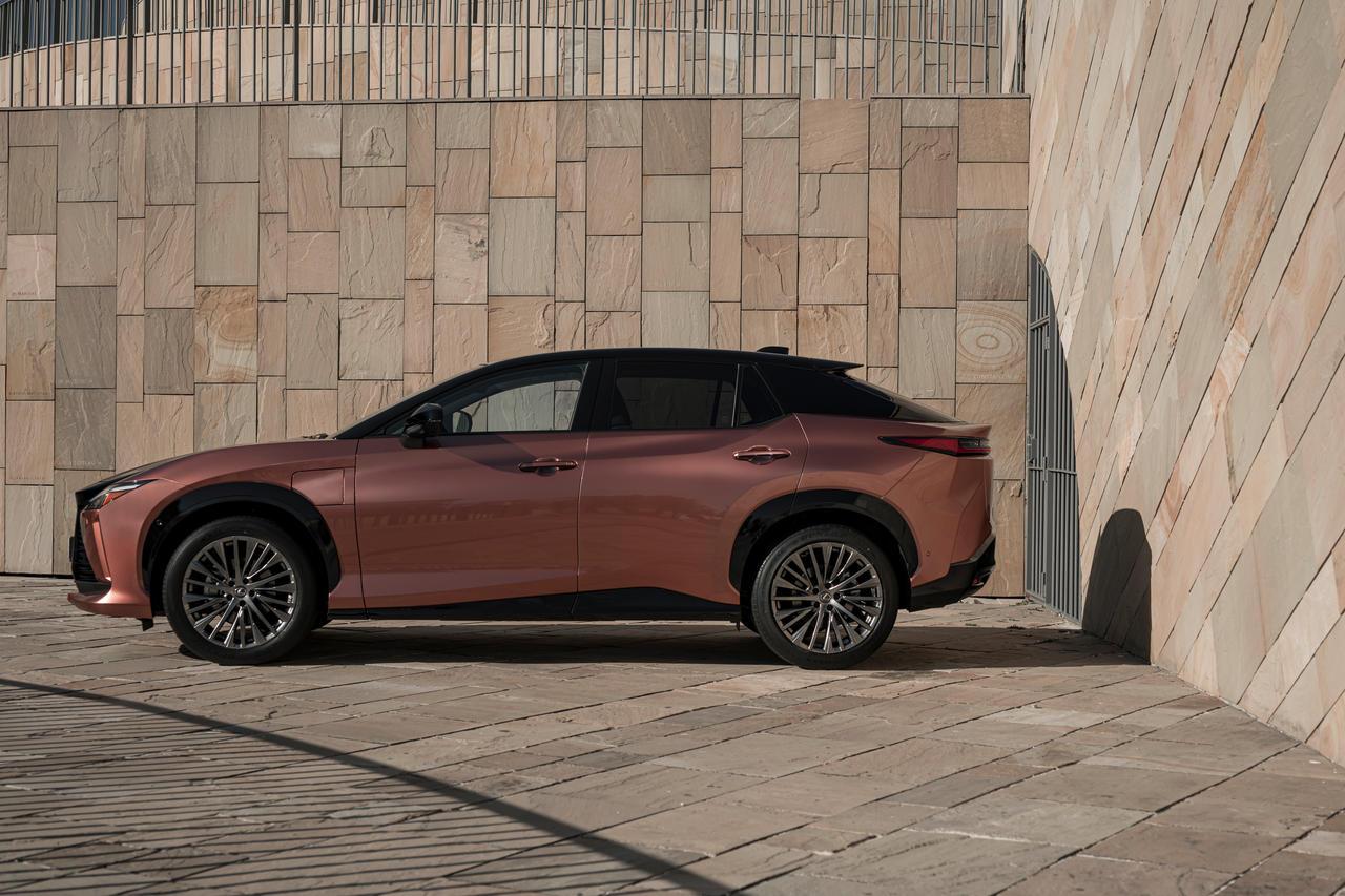 Photo 5 - Le Lexus RZ a fort à faire face à la concurrence. - Lexus RZ ...