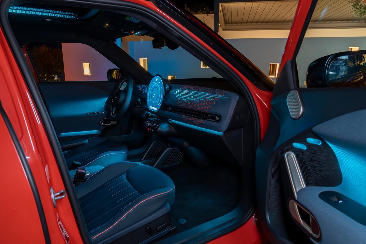 Photo 16 - Huit modes d'ambiance intérieure sont proposés. - Mini Aceman (2024). Photos ...