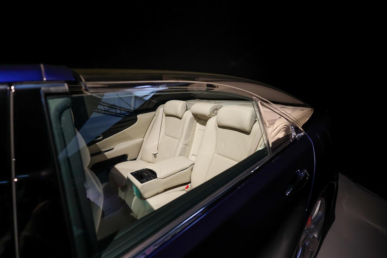 Photo 8 - Ce Landaulet sur base de Lexus LS 600h dispose d'un toit en ...