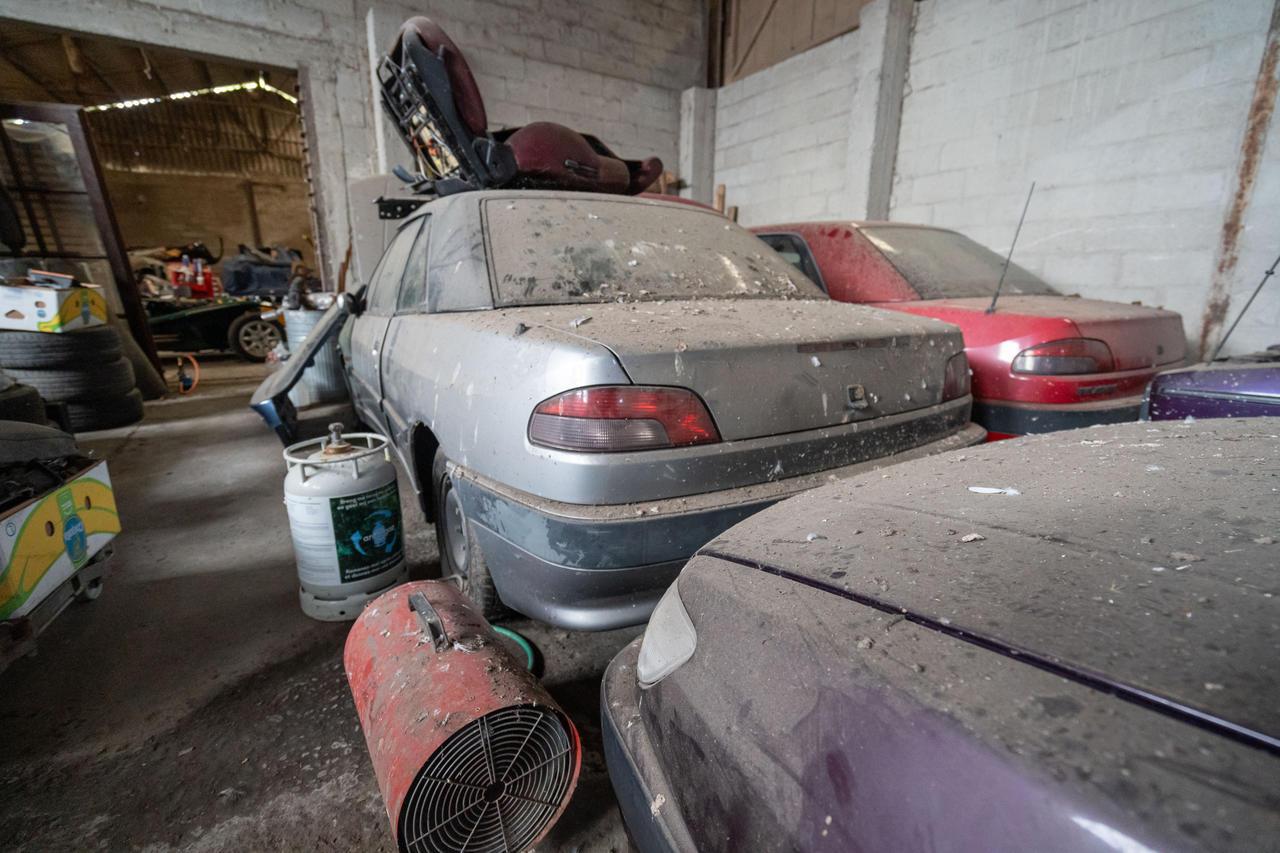 Photo 10 - Le temps abîme à petit feu ces autos. - Un homme, une ...
