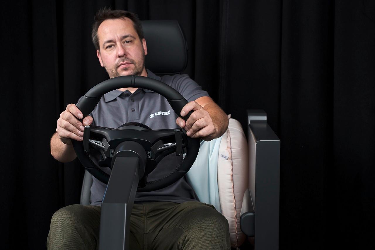 Photo 3 - ZF présente aussi un airbag latéral à actionnement double ...