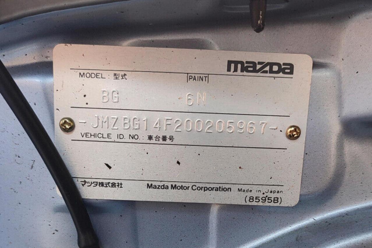 Photo 12 - Bien entendu, la plaque constructeur affiche un numéro de ...