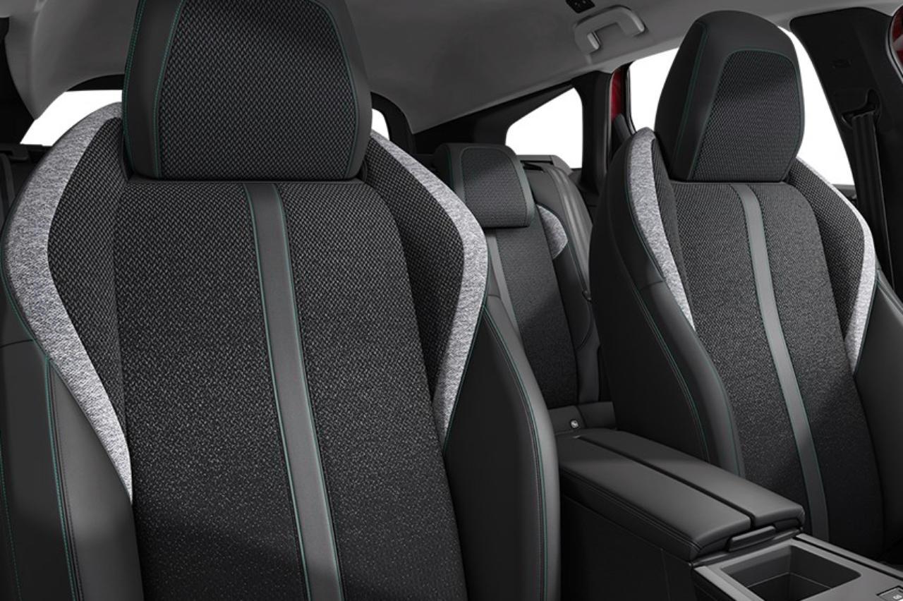 Photo 4 - La Peugeot 308 E-Style reprend la sellerie mixte tissu/TEP ...