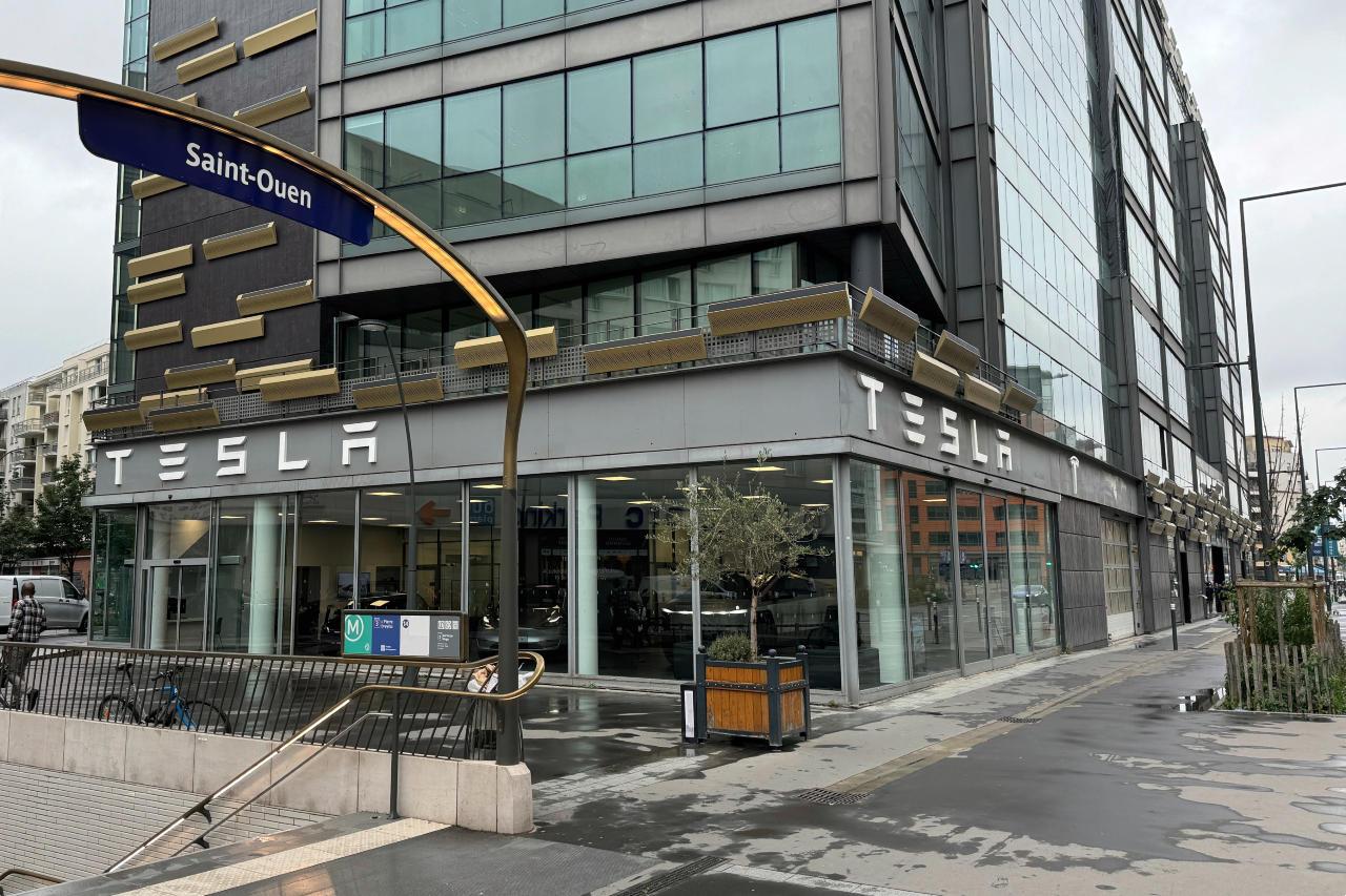 Un nouveau centre Tesla ouvre au pied du siège social du constructeur à ...