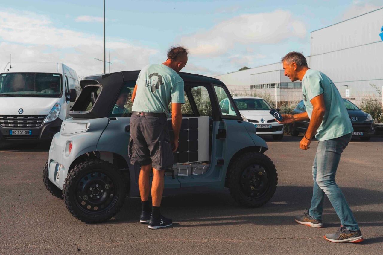 Photo 7 - Les quadricycles sont dotés de pneus tout-terrain. - La Croisière Verte. 4 Citroën Ami ...