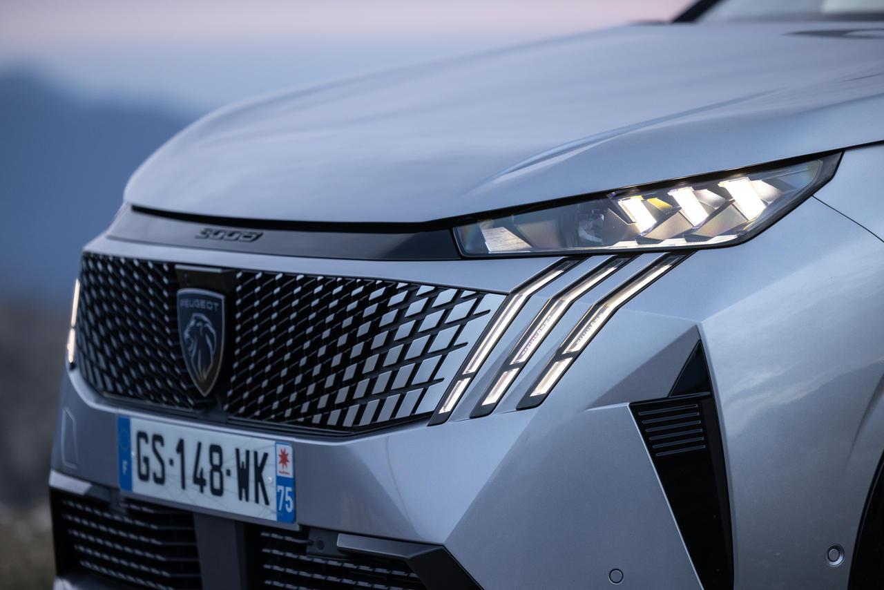 Photo 5 - La gamme du Peugeot 3008 compte du micro-hybride, de l'hybride rechargeable et de l ...