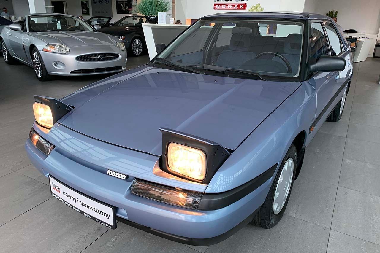 Photo 2 - Avec ses phares escamotables et son nez pointu, la Mazda 323F ...