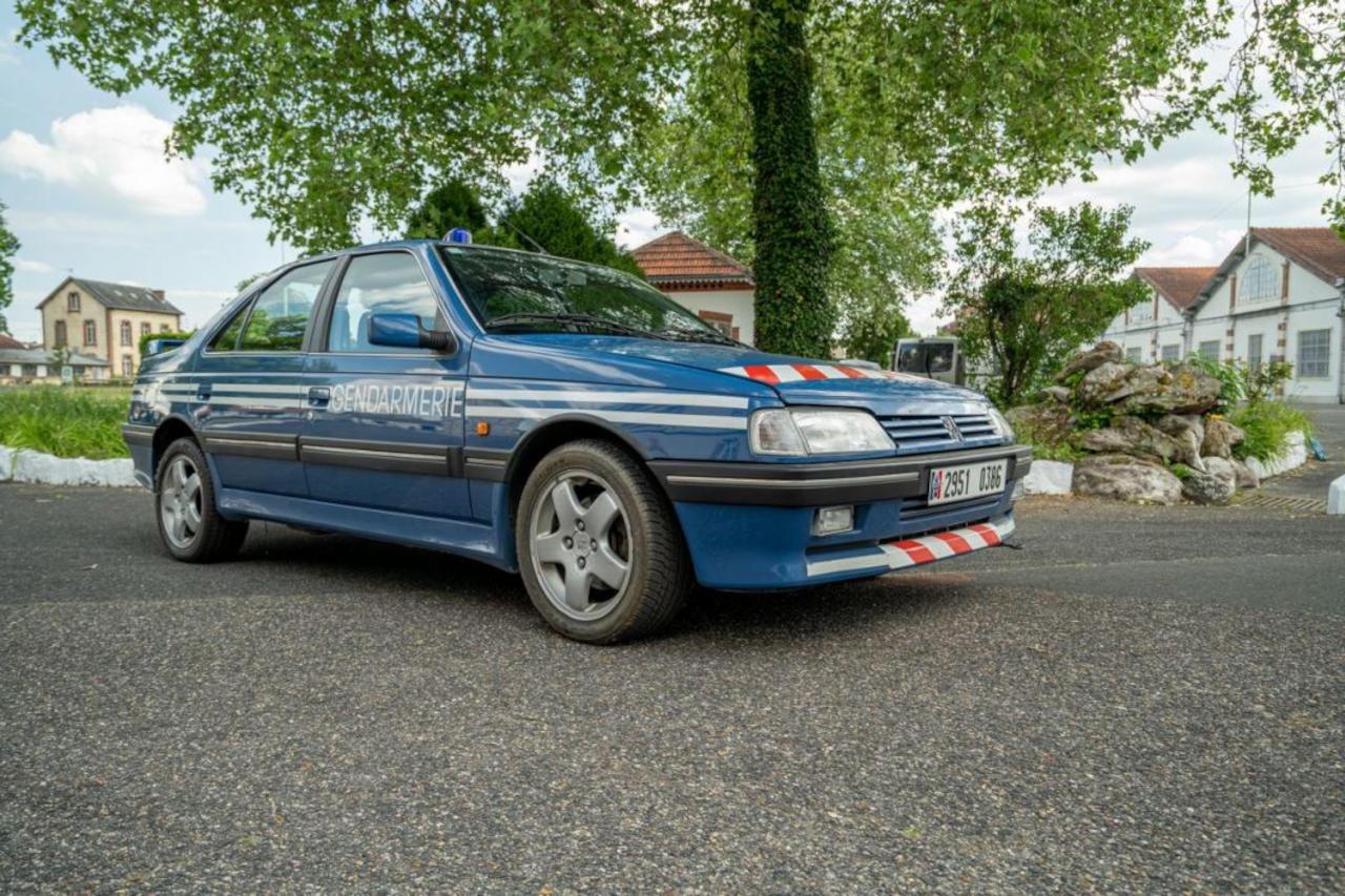 Photo 17 - La 405 T16 a servi de véhicule d'intervention rapide pour la gendarmerie dans les ...