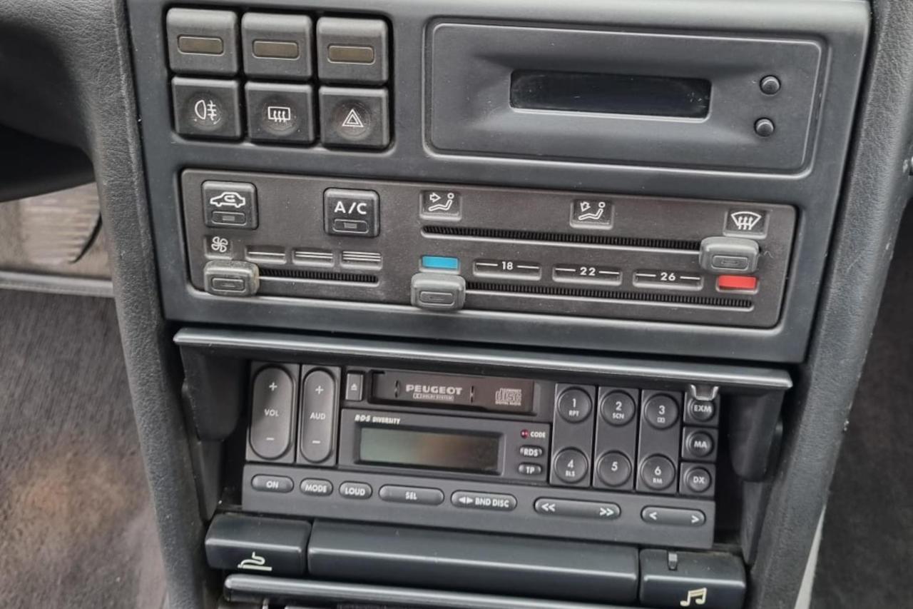 Photo 12 - L'autoradio d'origine est encore présent à bord. - Peugeot 405 T16. Un des premiers ...