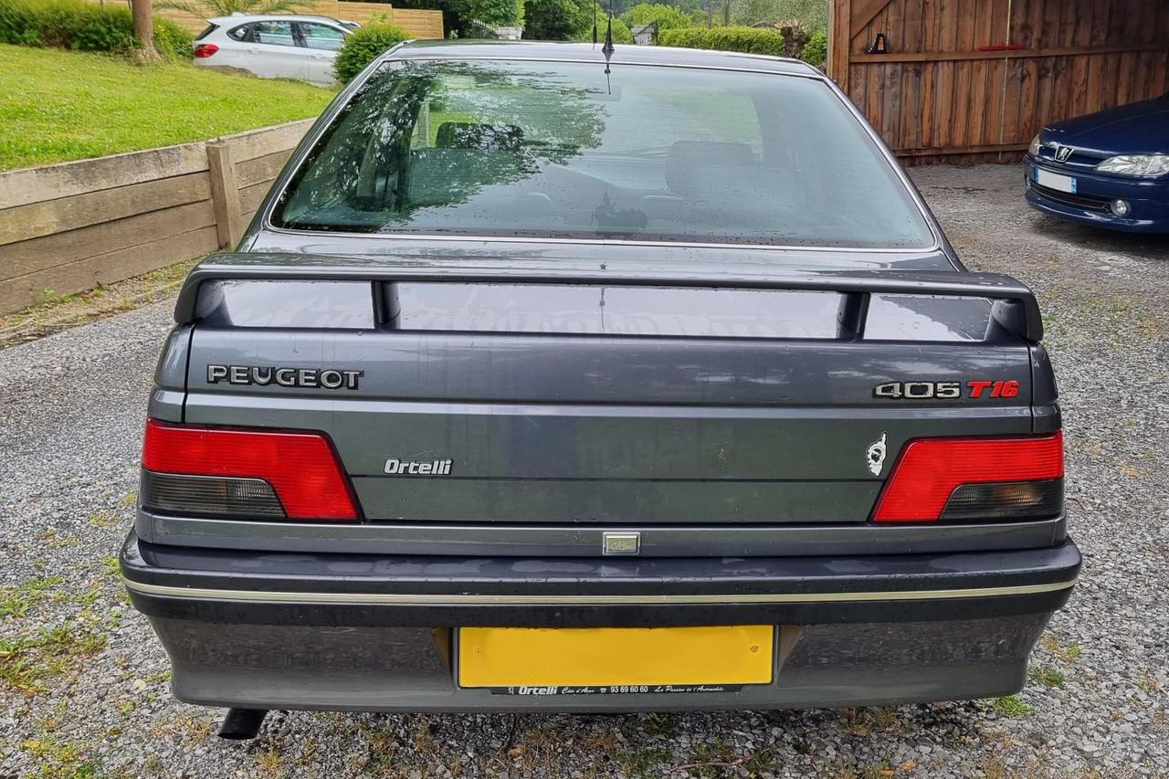 Photo 2 - Cette familiale sportive se révélait aussi performante que discrète. - Peugeot 405 T16 ...