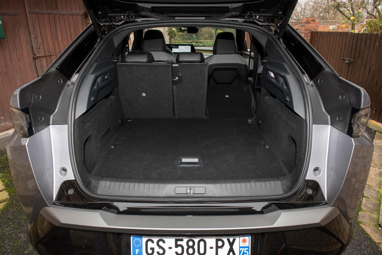 Photo 44 - Coffre Peugeot 3008 electrique - Essai Peugeot e-3008 (2024). 1 000 km au volant du ...