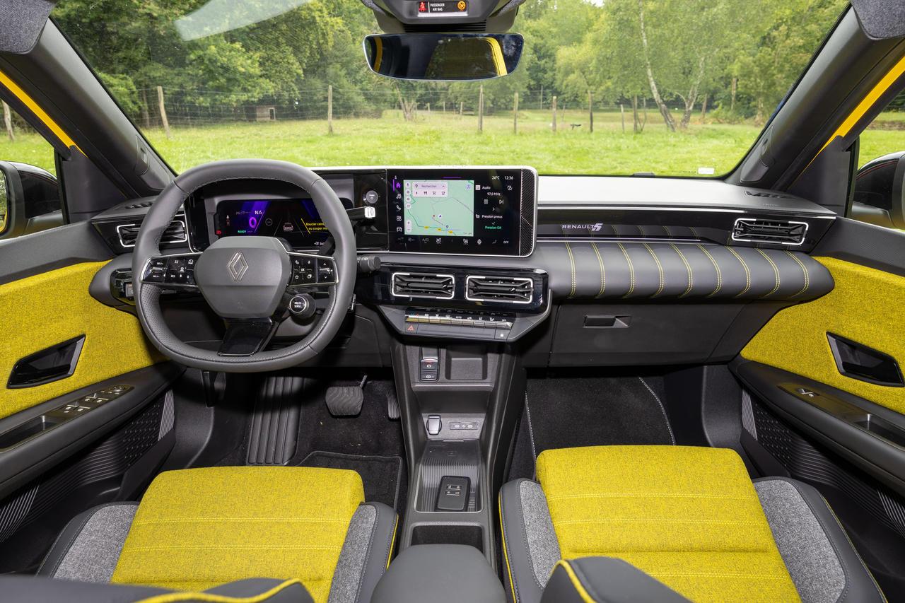 Photo 4 - L'intérieur de la Renault 5 est très colorés. Même les ...