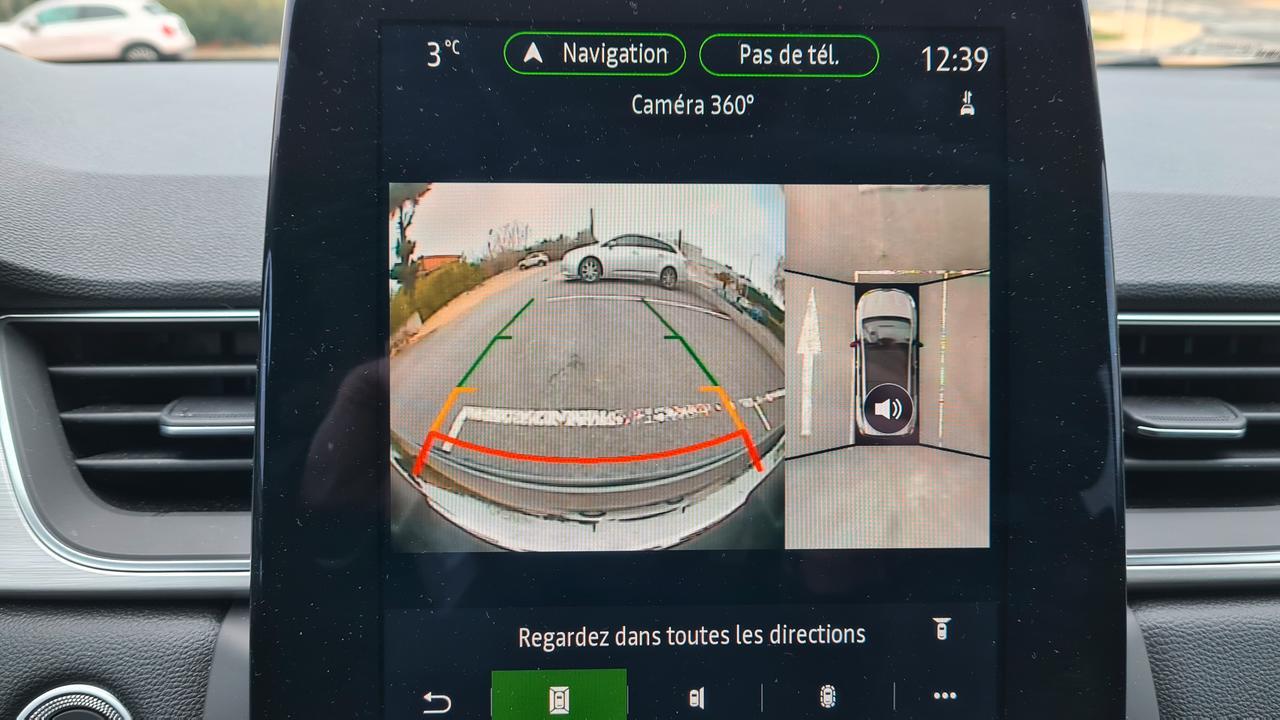 Photo 2 - La caméra de recul intégrée au logo des Renault récentes est ...