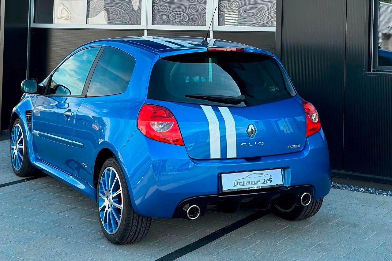 Photo 2 - La livrée Gordini des années 2010 évoque celle des Renault ...