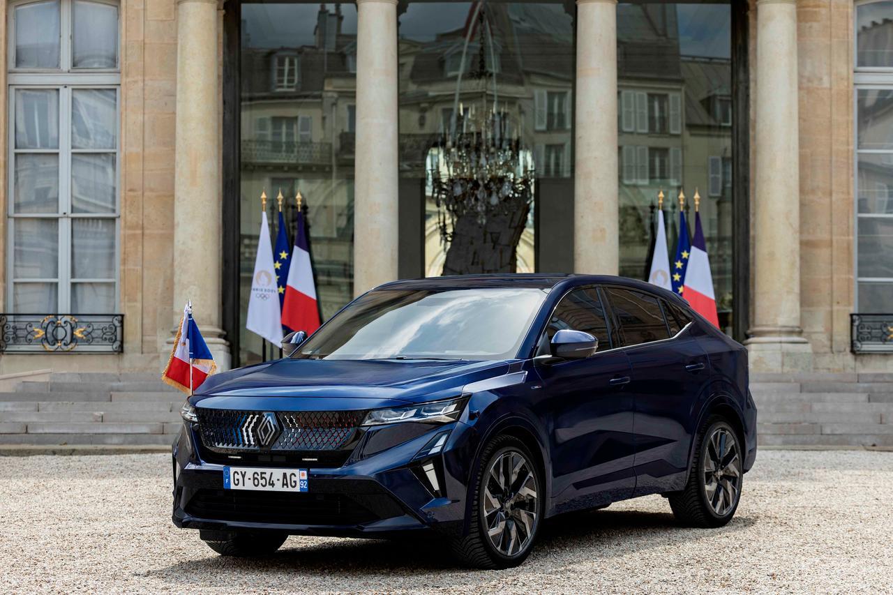 Photo 1 - Le Renault Rafale entre à l'Elysée. Le SUV coupé a accompagné ...