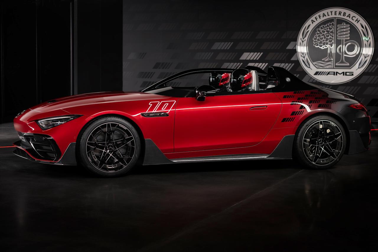 Photo 2 - Avec son long capot plongeant, son cockpit rejeté à l'arrière ...