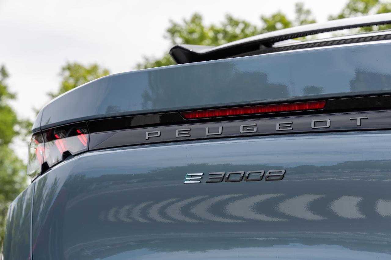 Photo 2 - logo peugeot e-3008 coffre - Stellantis. Emotors recrute pour ...