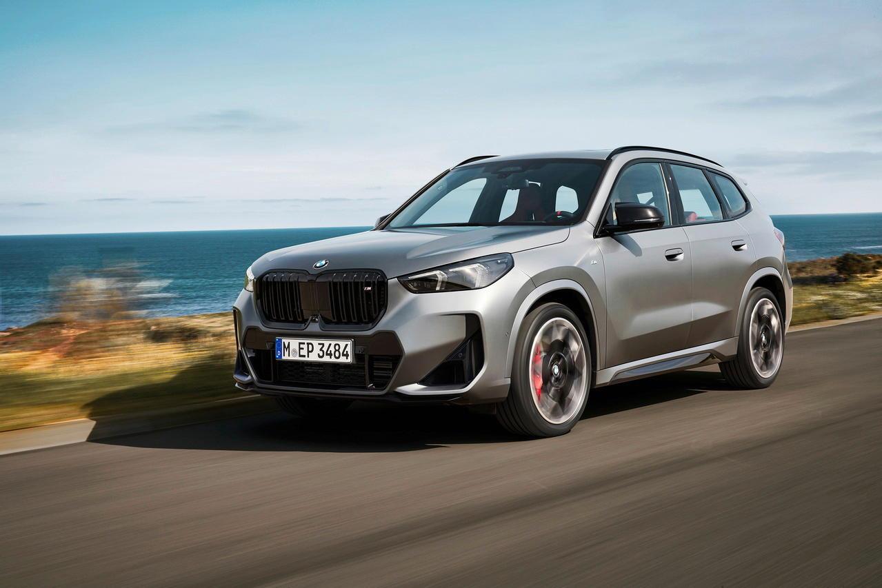 Photo 1 - BMW X1 U11 route trois quarts avant - BMW X1. Un SUV leader de son segment et ...