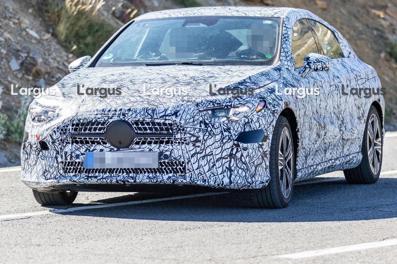 Mercedes CLA (2025). La berline électrifiée révèle sa plastique étoilée