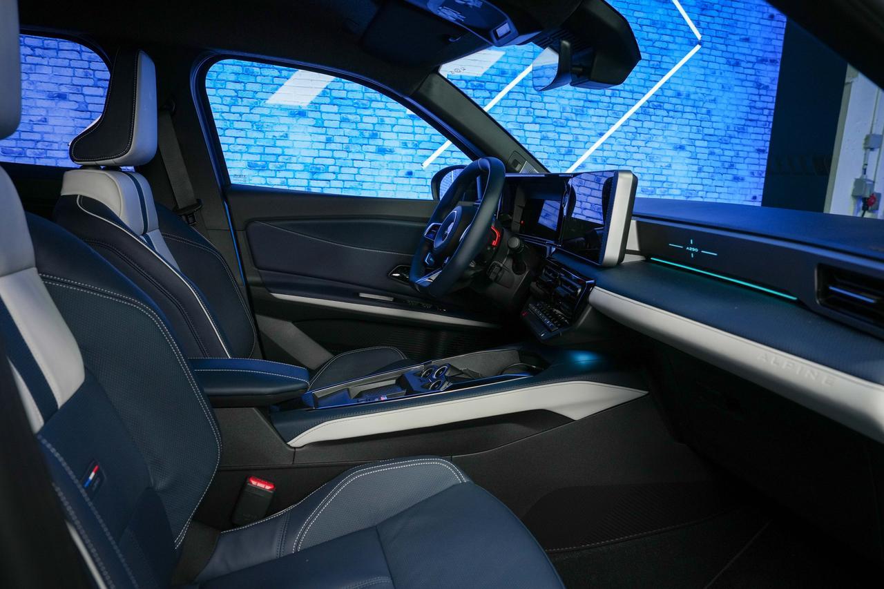 Photo 10 - L'intérieur cuir bicolore de l'Alpine A290. - Prix Alpine ...