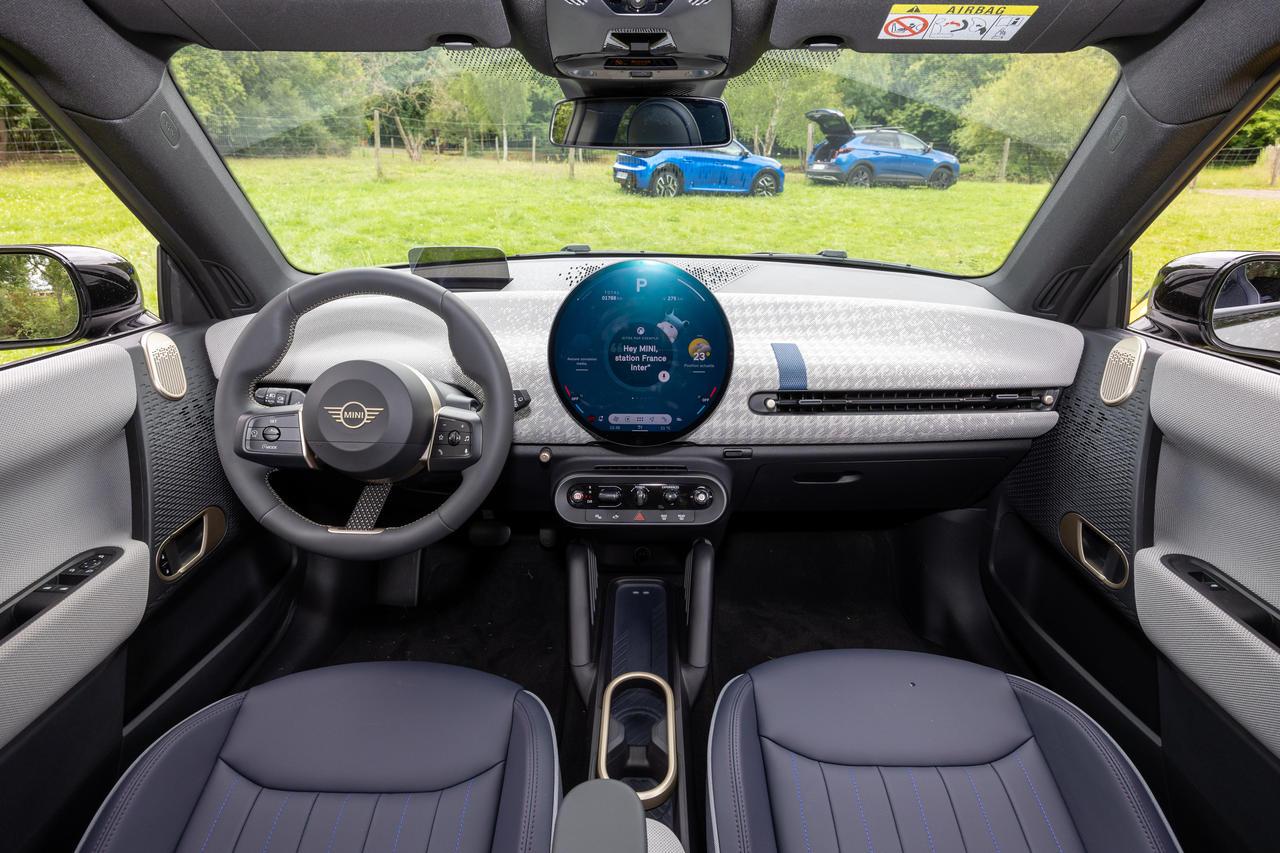 Photo 6 - Le tableau de bord de la Mini Cooper électrique est épuré ...