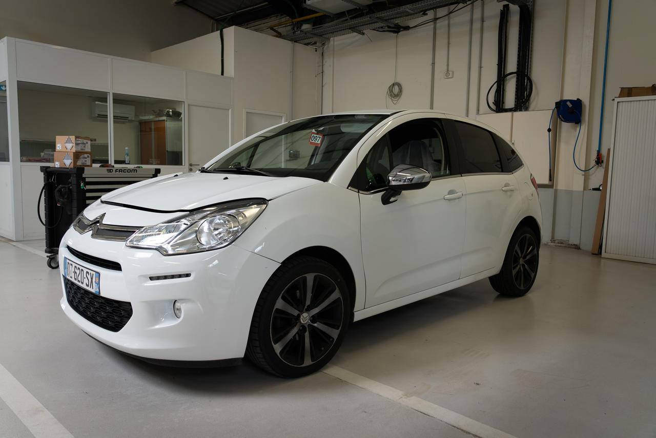 Photo 1 - Citroën communique maintenant à la radio, dans les journaux ...