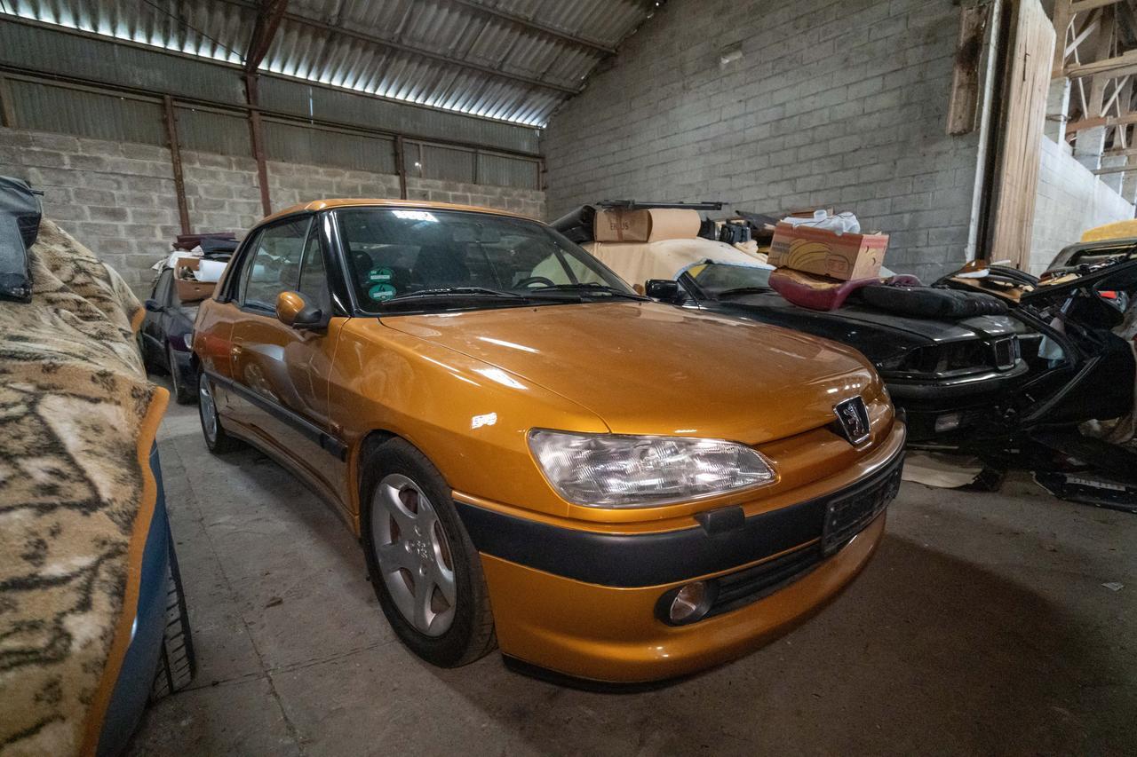 Photo 25 - Cette Peugeot 306 Cabriolet Jaune Vermer fait partie des ...
