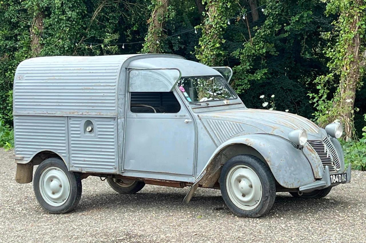 Photo 7 - Même si elle semble un peu défraîchie, cette 2CV camionnette ...