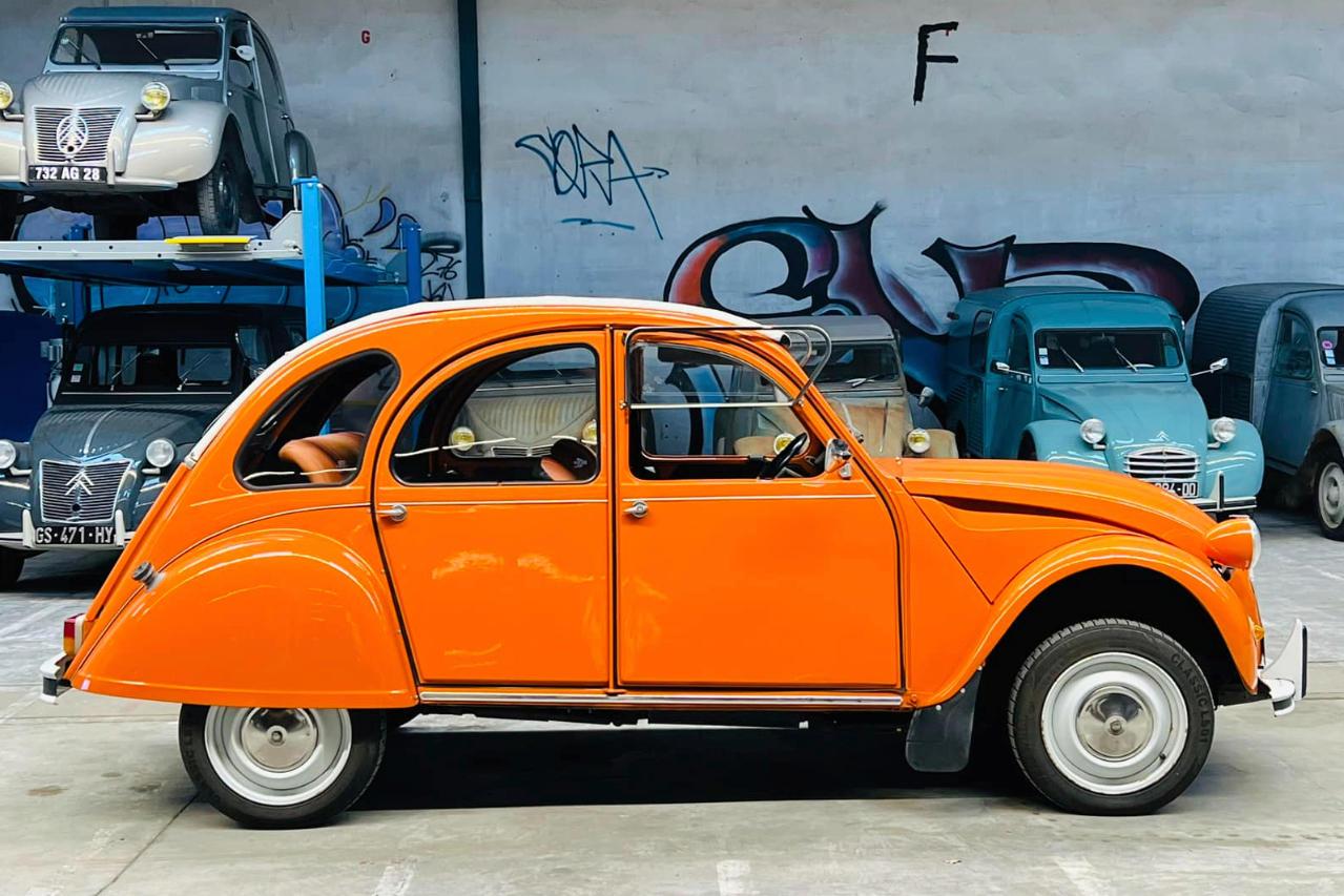 Photo 6 - Parmi les nombreuses 2CV proposées à la vente, ce modèle ...