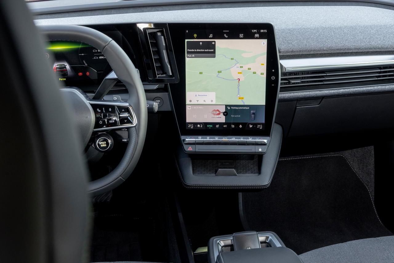 Photo 7 - La planche de bord du crossover Alpine A390 reprendra la même ...
