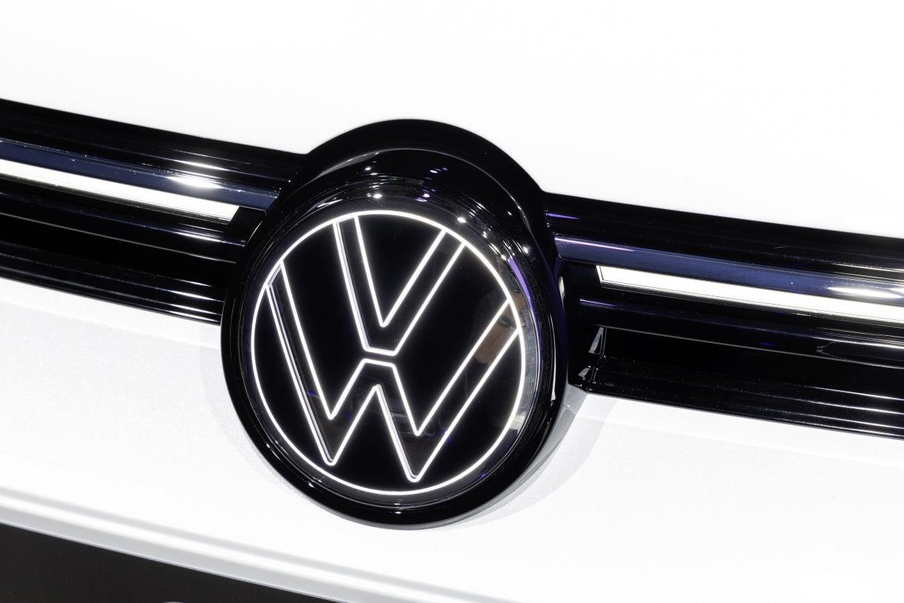 Photo 8 - Le logo avant peut être rétroéclairé. - Volkswagen Golf (2024). A bord de la compacte ...