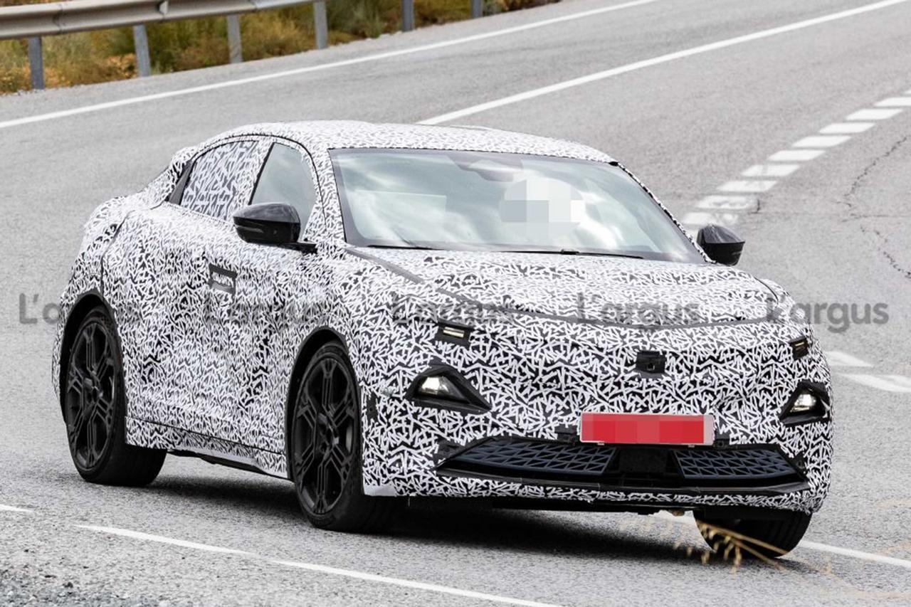 Alpine A390 (2025). Le SUV électrique vu sur la route avant le Mondial ...