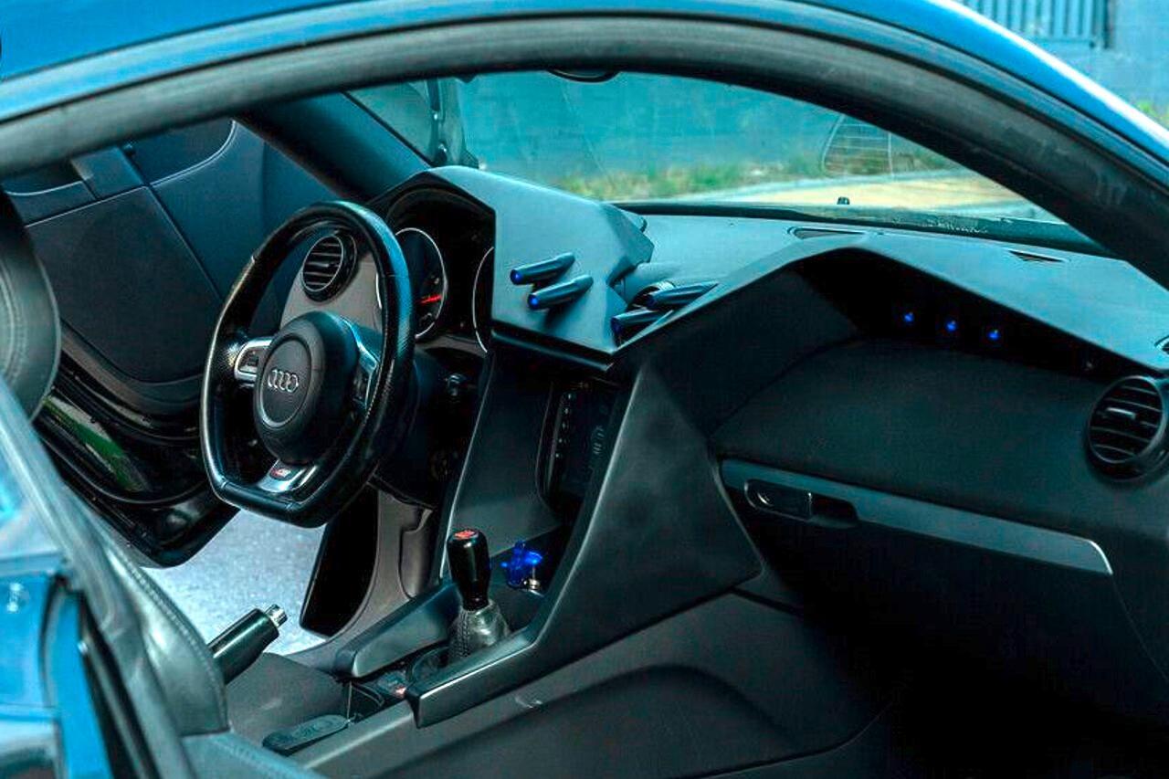 Photo 6 - La planche de bord a été redessinée dans le même style que la ...