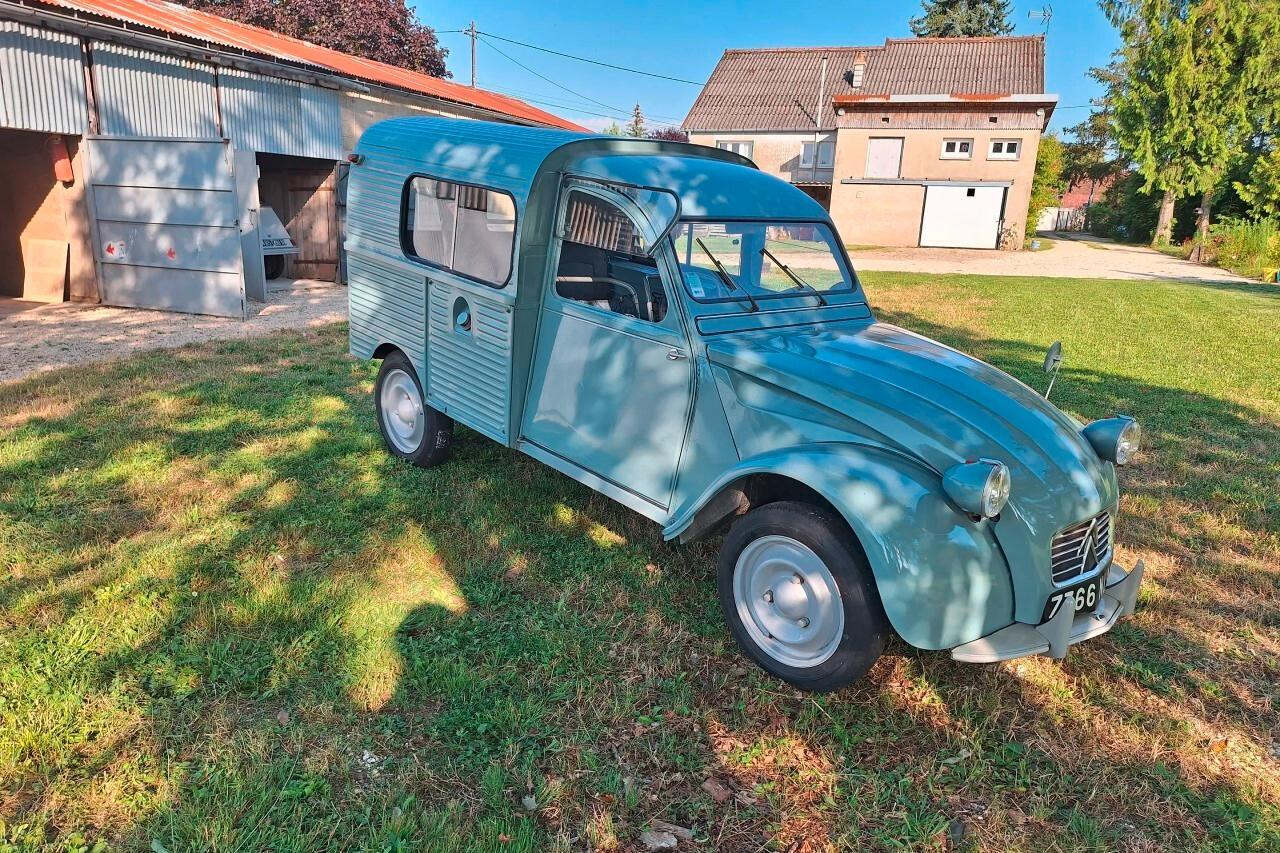 Photo 1 - Cette rare Citroën 2CV fourgonnette Glaçauto fait partie d ...