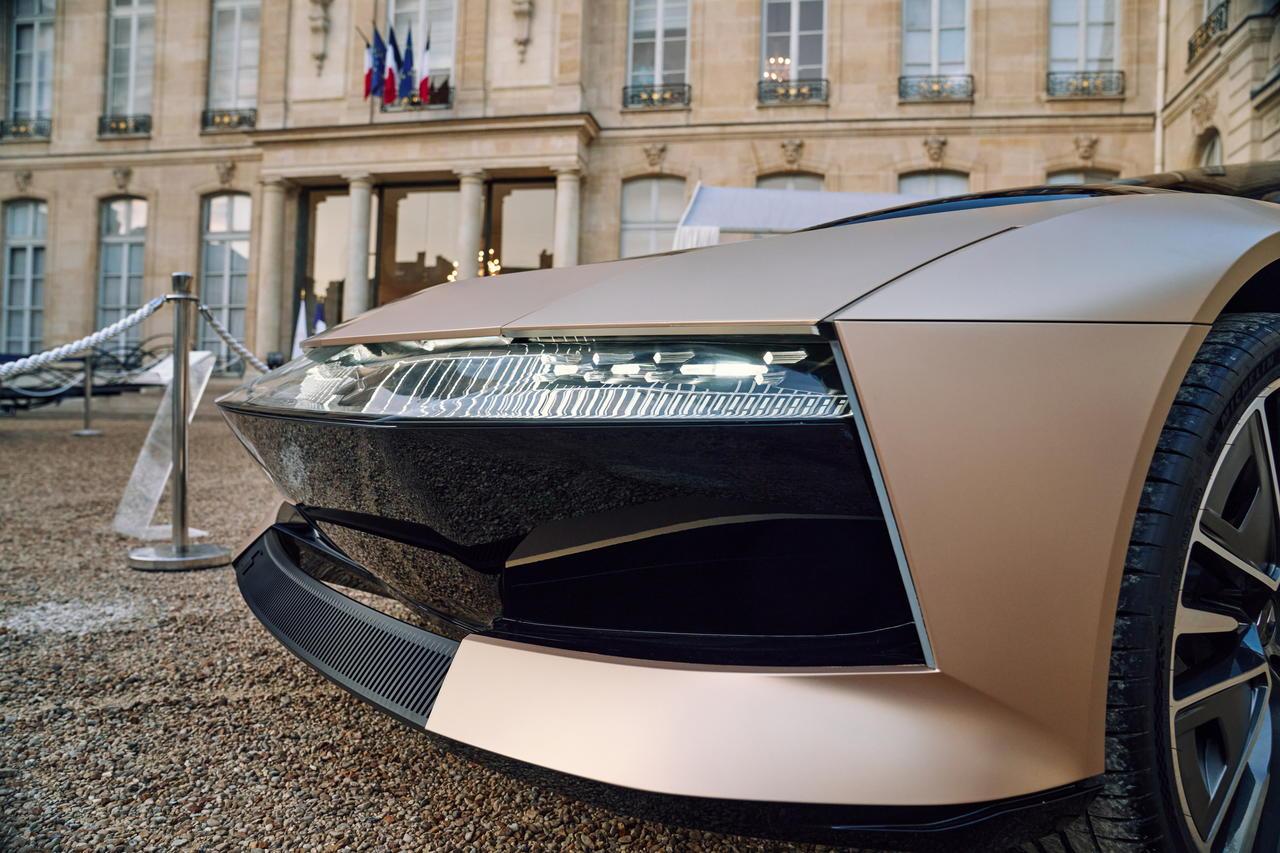 Photo 7 - Le prototype inaugure le code stylistique des futurs produits ...