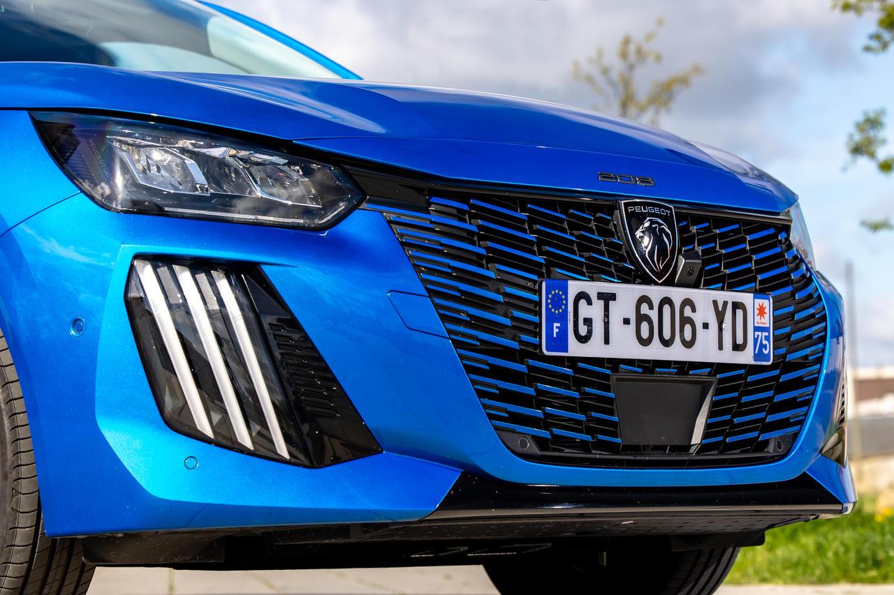 Photo 3 - Le deuxième niveau Allure profite d'une calandre à facettes ...