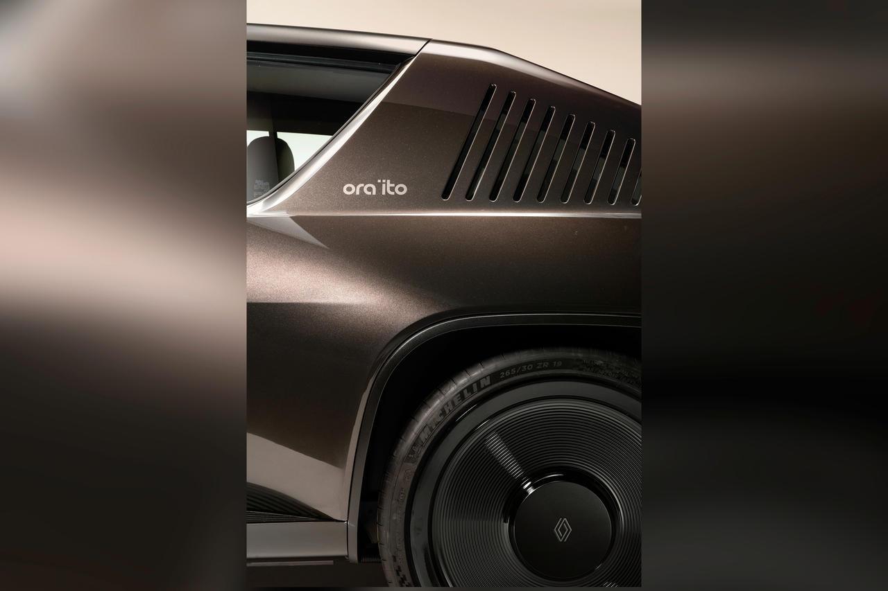 Photo 10 - Habillée d'une carrosserie en carbone, cette R17 reprend les ...