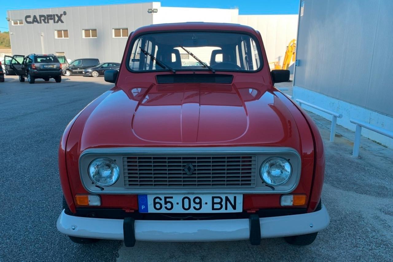 Photo 1 - Cette 4L totalise un peu plus de 10 000 km. Dans un état neuf ...